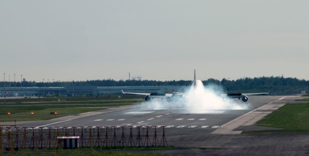 ¿Cómo frena un avión? Sistemas de frenos, cálculos y mucho más - One Air